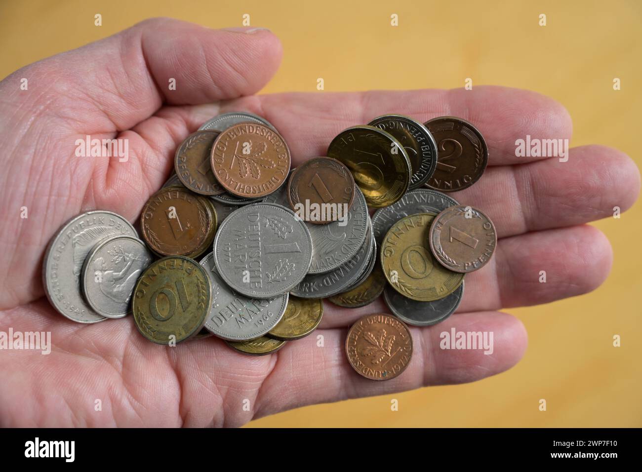 Alte deutsche Münzen, Pfennige, D-Mark Stock Photo - Alamy