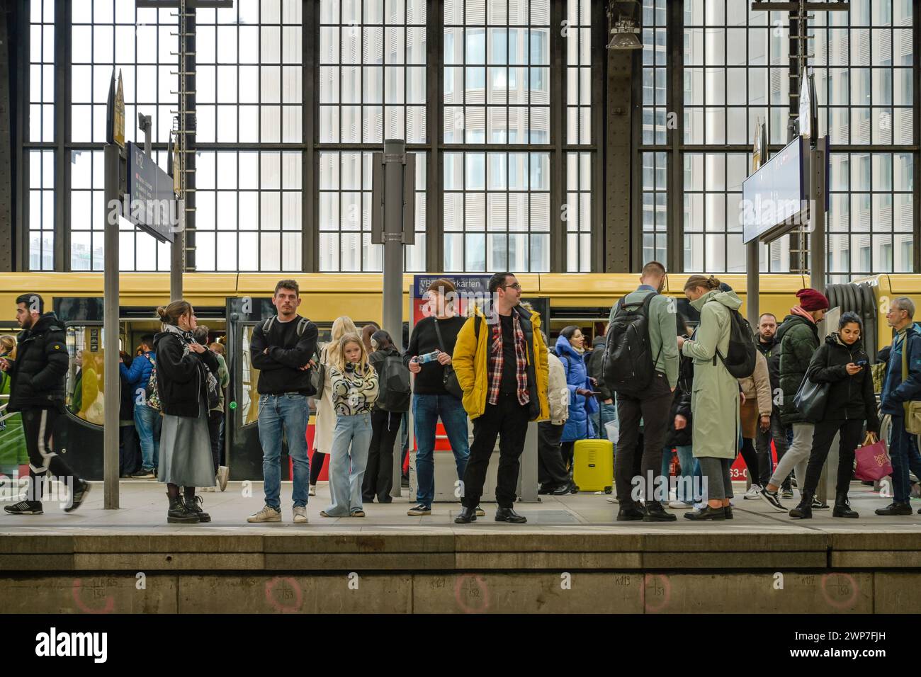 Berliner s bahn bahnhof hi-res stock photography and images - Alamy