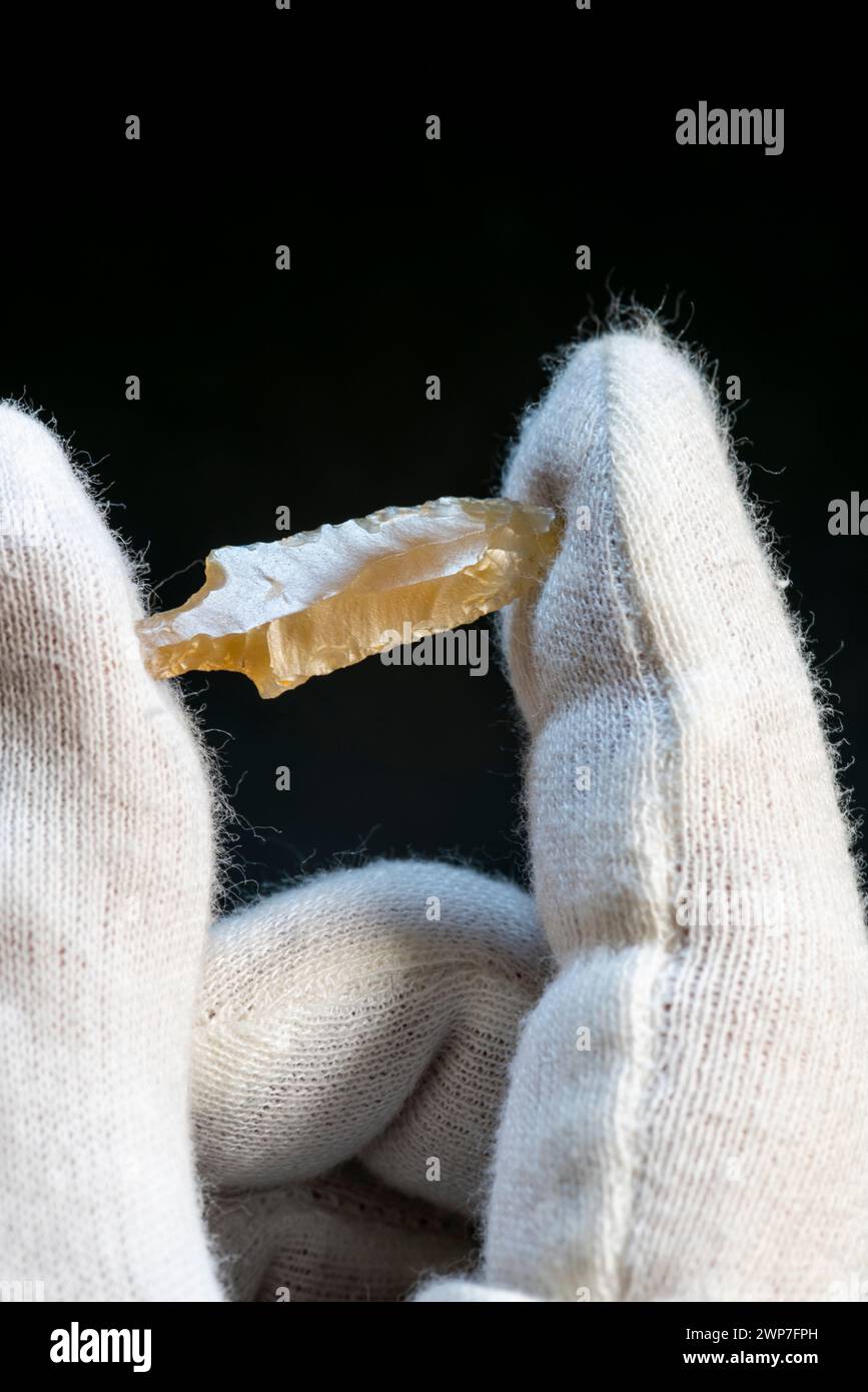 Neolithic flint arrow head Stock Photo - Alamy