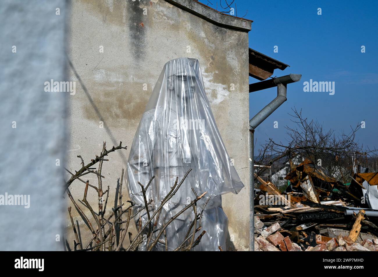 Non Exclusive: LVIV, UKRAINE - MARCH 5, 2024 - A film covers a monument ...