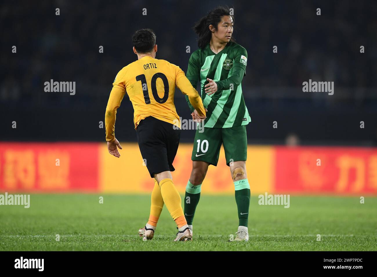 Zhejiang Professional Football Club defeated Shenzhen Peng City ...