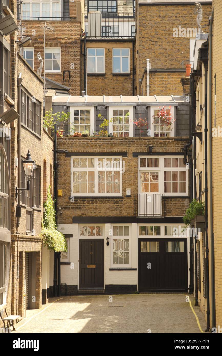 Empty alley modern buildings hi-res stock photography and images - Alamy