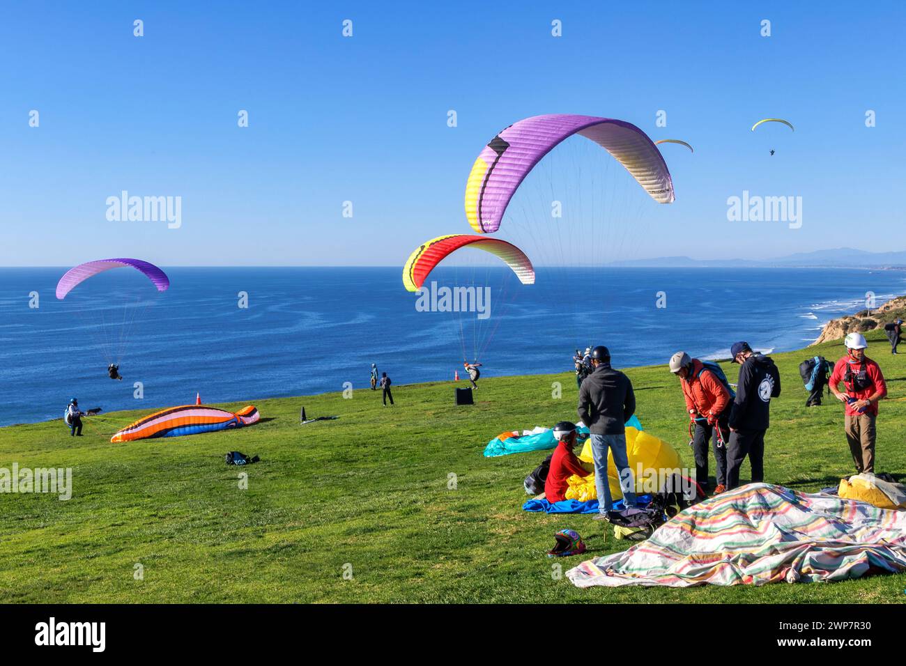 Paragliders taking off at Torrey Pines Gliderport in San Diego ...