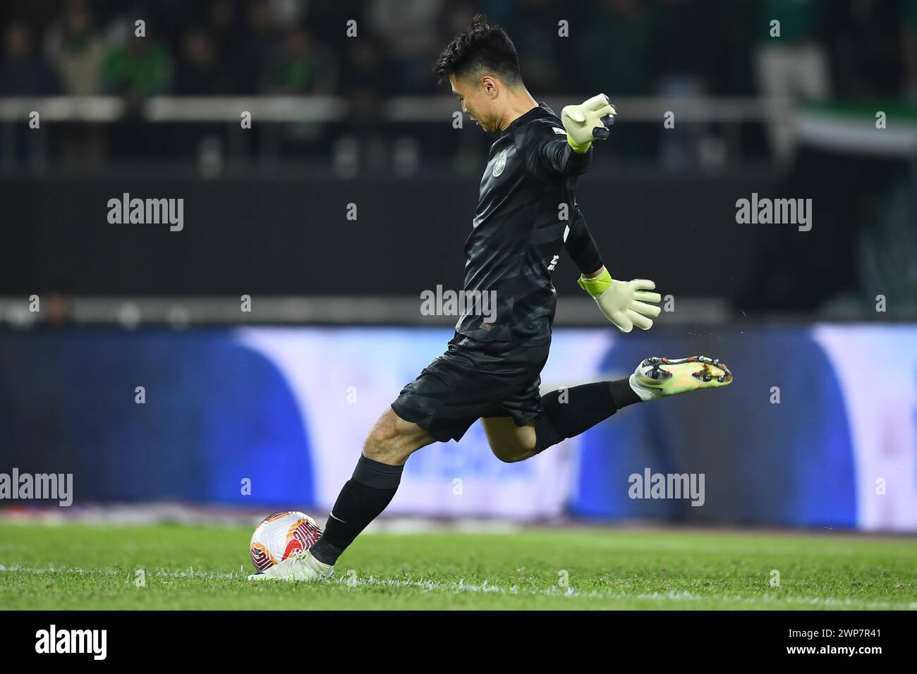 Zhejiang Professional Football Club defeated Shenzhen Peng City ...