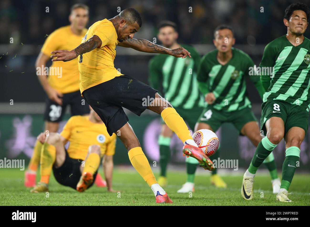 Zhejiang Professional Football Club defeated Shenzhen Peng City ...