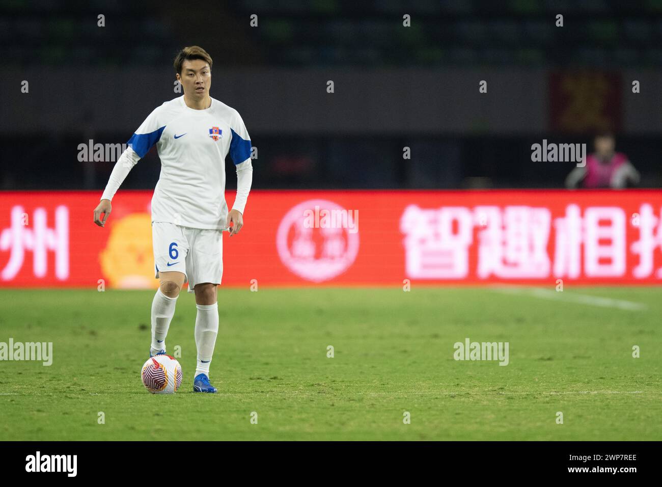 Shanghai Shenhua Football Club defeated Meizhou Hakka Football Club ...