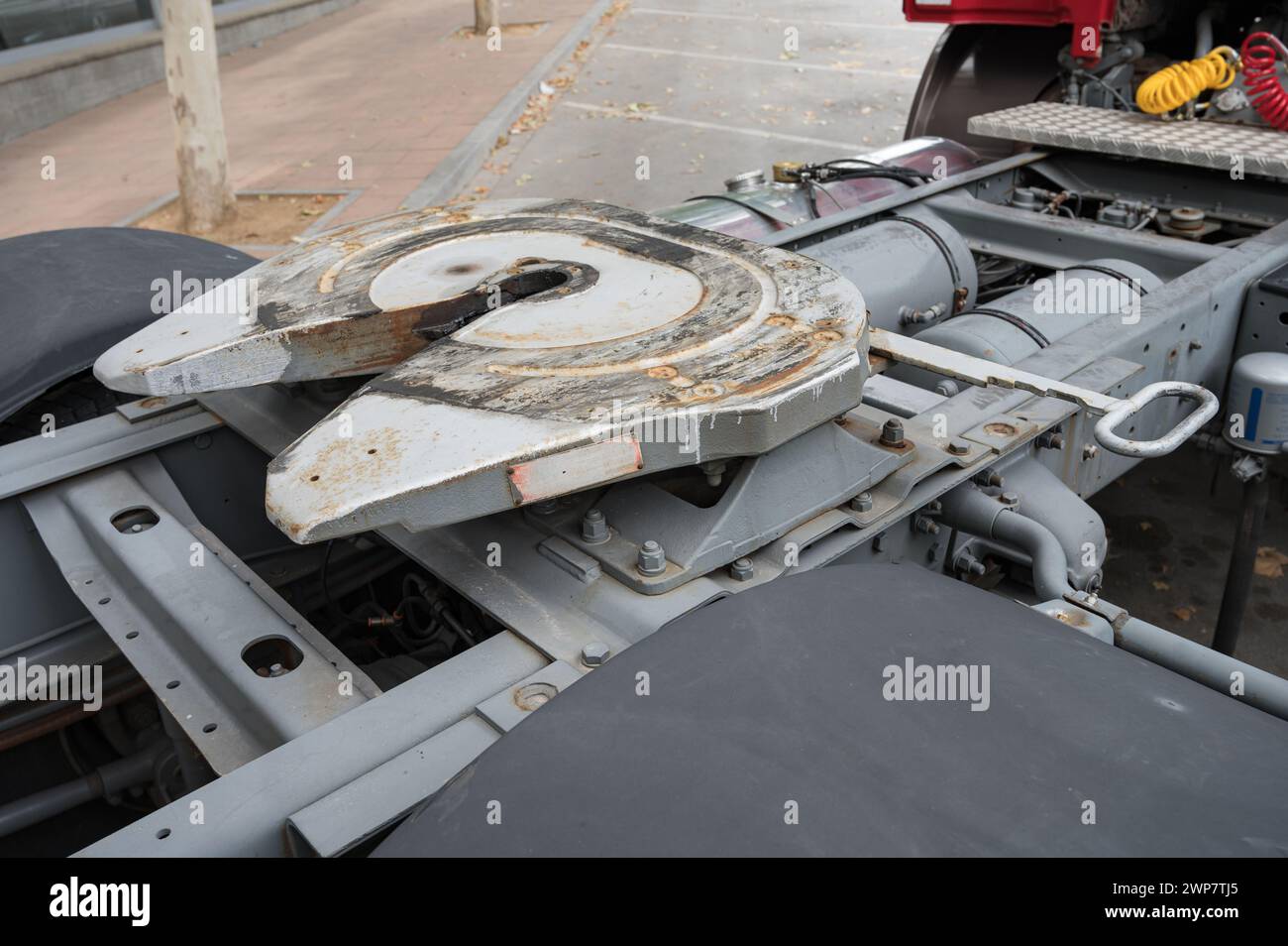 Detail of the hitch or fifth wheel for coupling the trailer to the ...