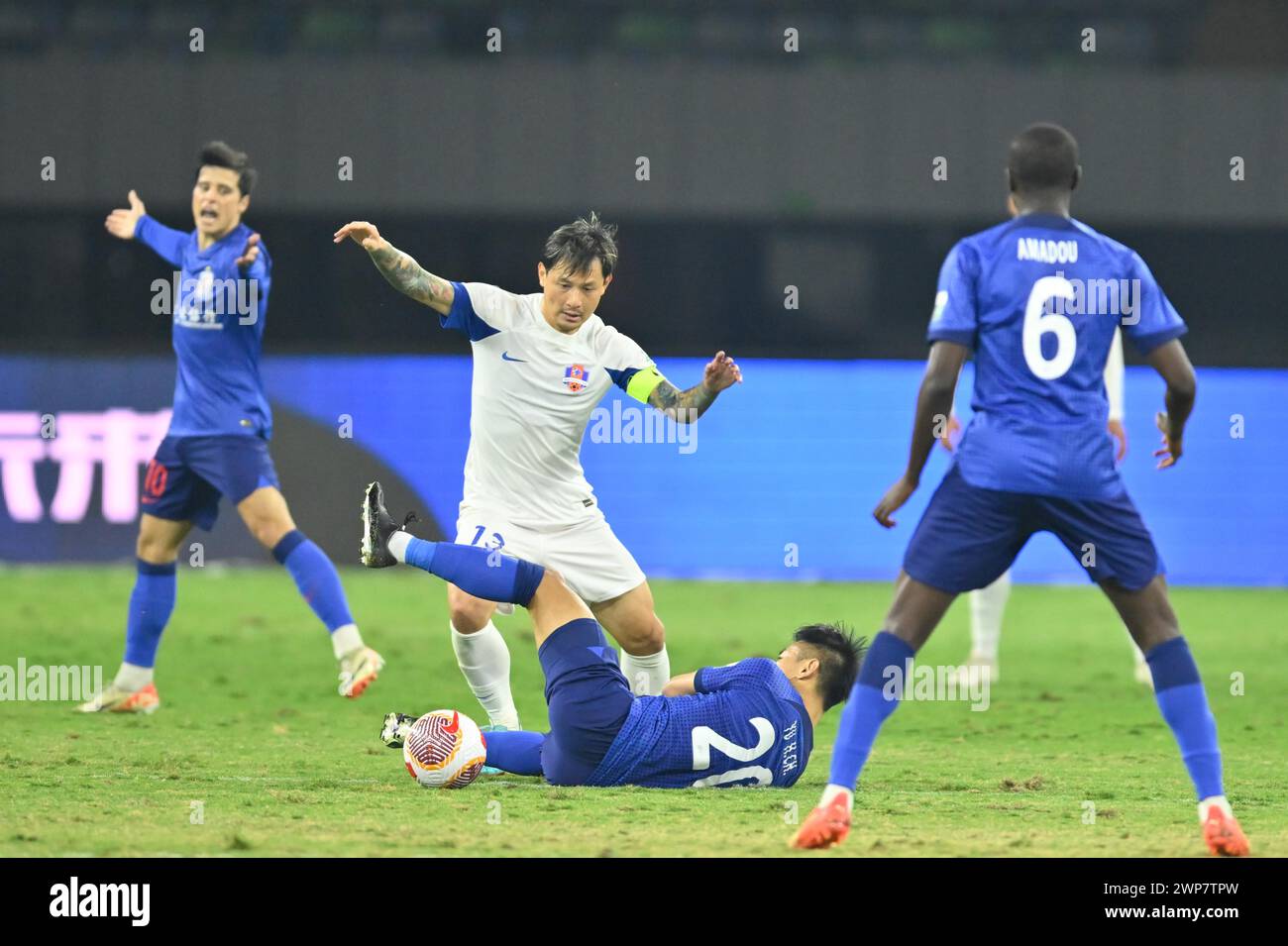 Shanghai Shenhua Football Club defeated Meizhou Hakka Football Club ...