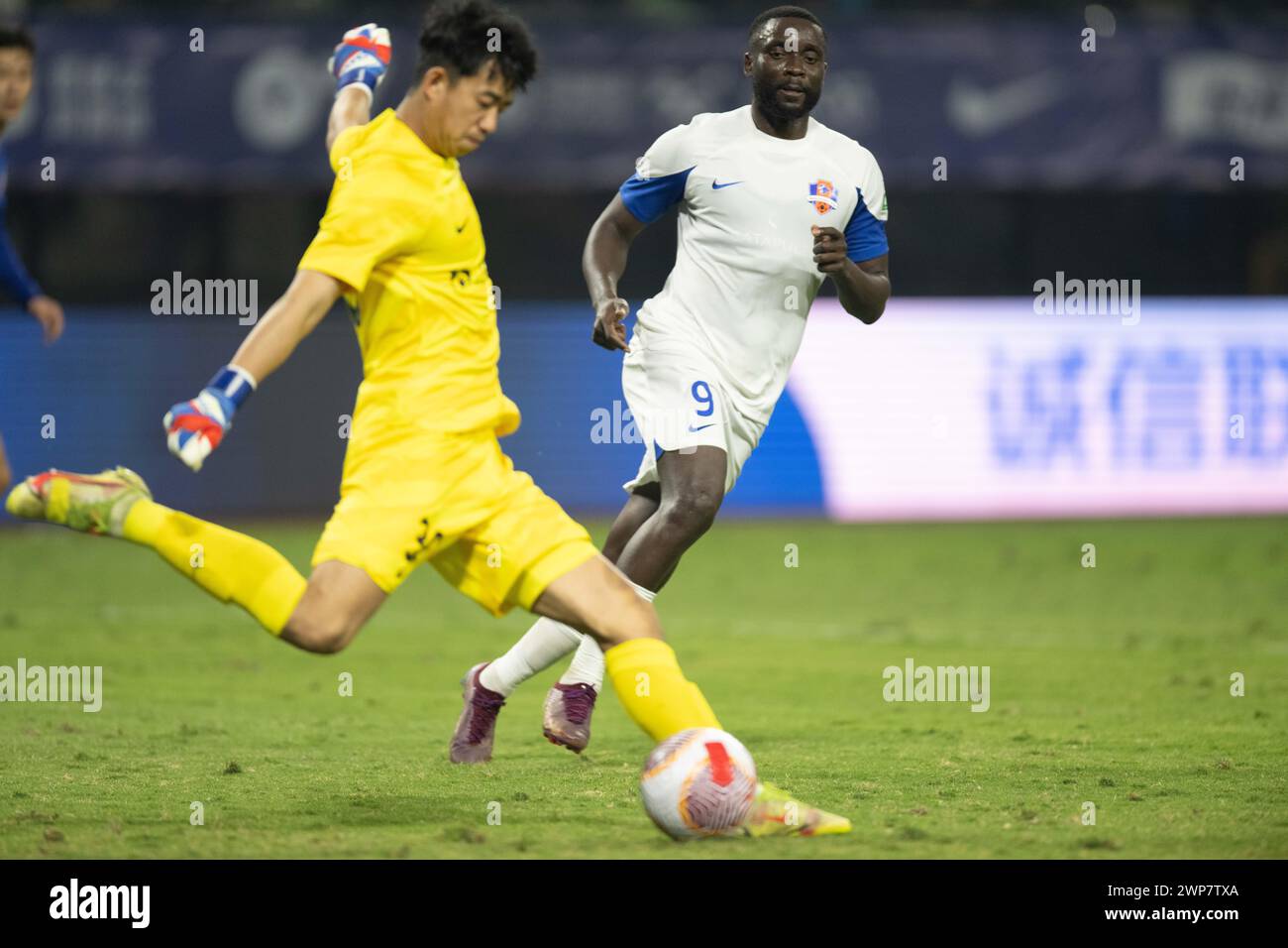 Shanghai Shenhua Football Club defeated Meizhou Hakka Football Club ...