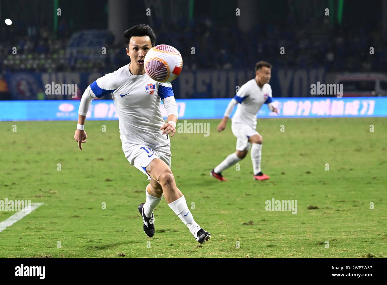 Shanghai Shenhua Football Club defeated Meizhou Hakka Football Club ...