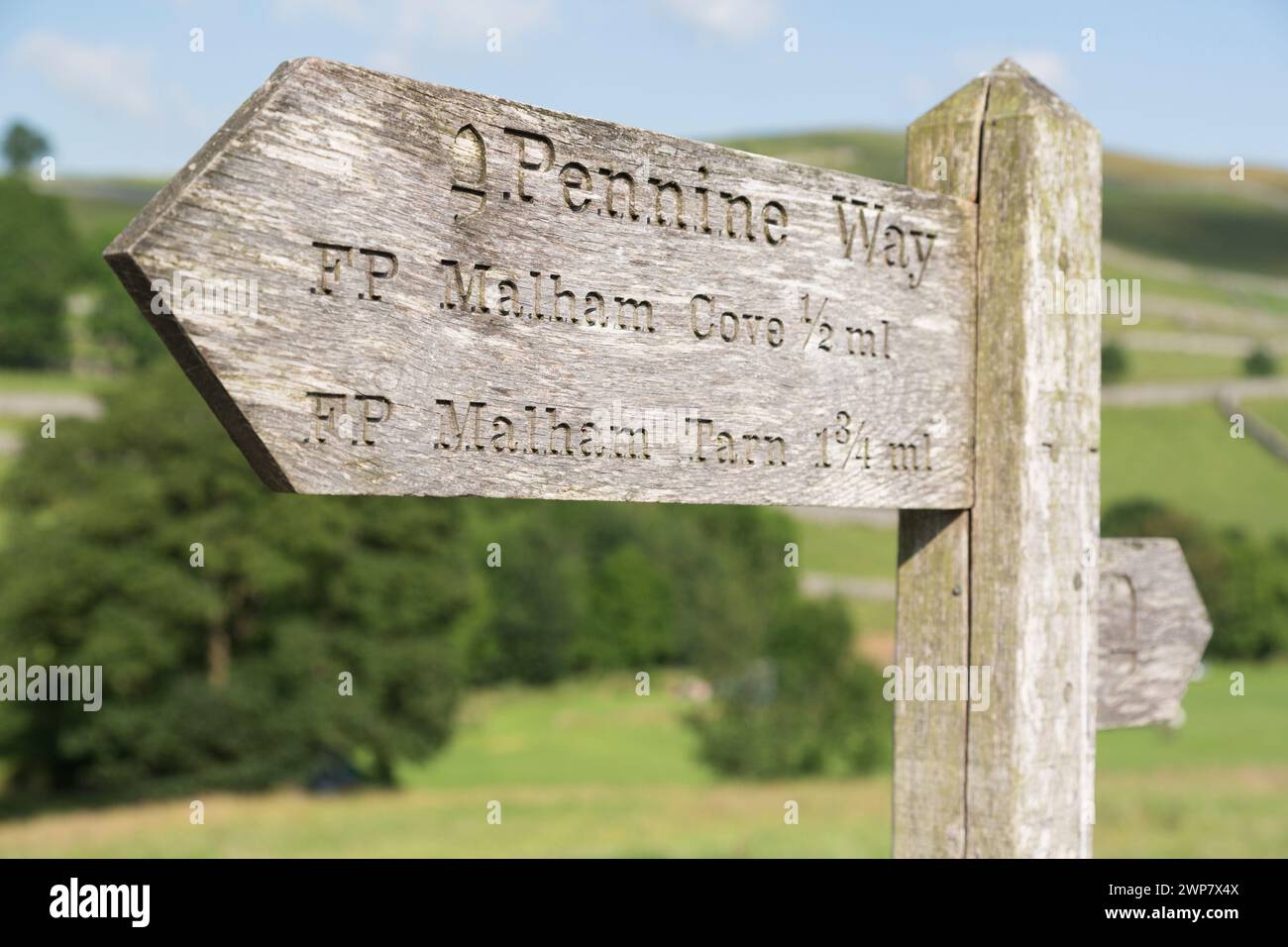 Malhamdale pennine way hi-res stock photography and images - Alamy