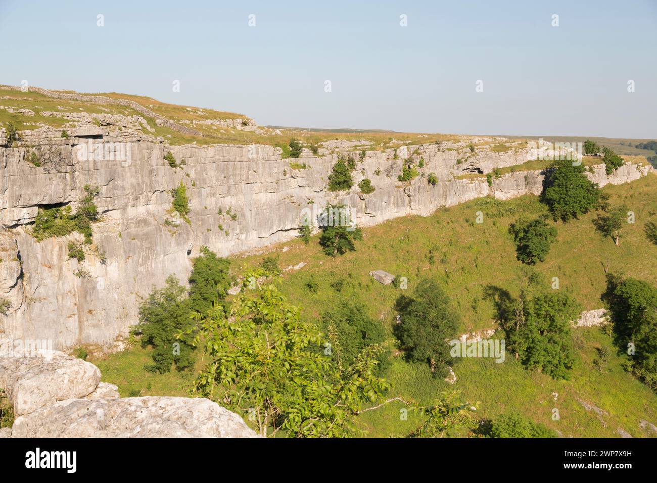 The limescale cliffs of Malham cove, Malhamdale, Yorkshire Dales, UK ...