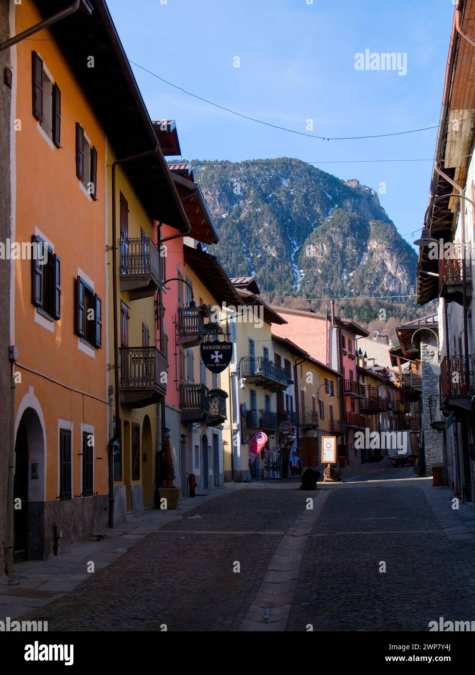 Cobbled pedestrianised street hi-res stock photography and images - Alamy