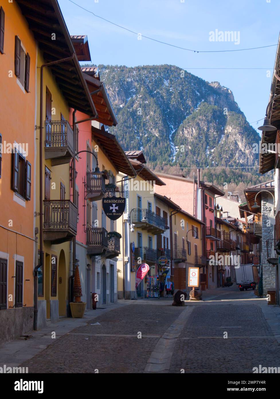 Cobbled pedestrianised street hi-res stock photography and images - Alamy