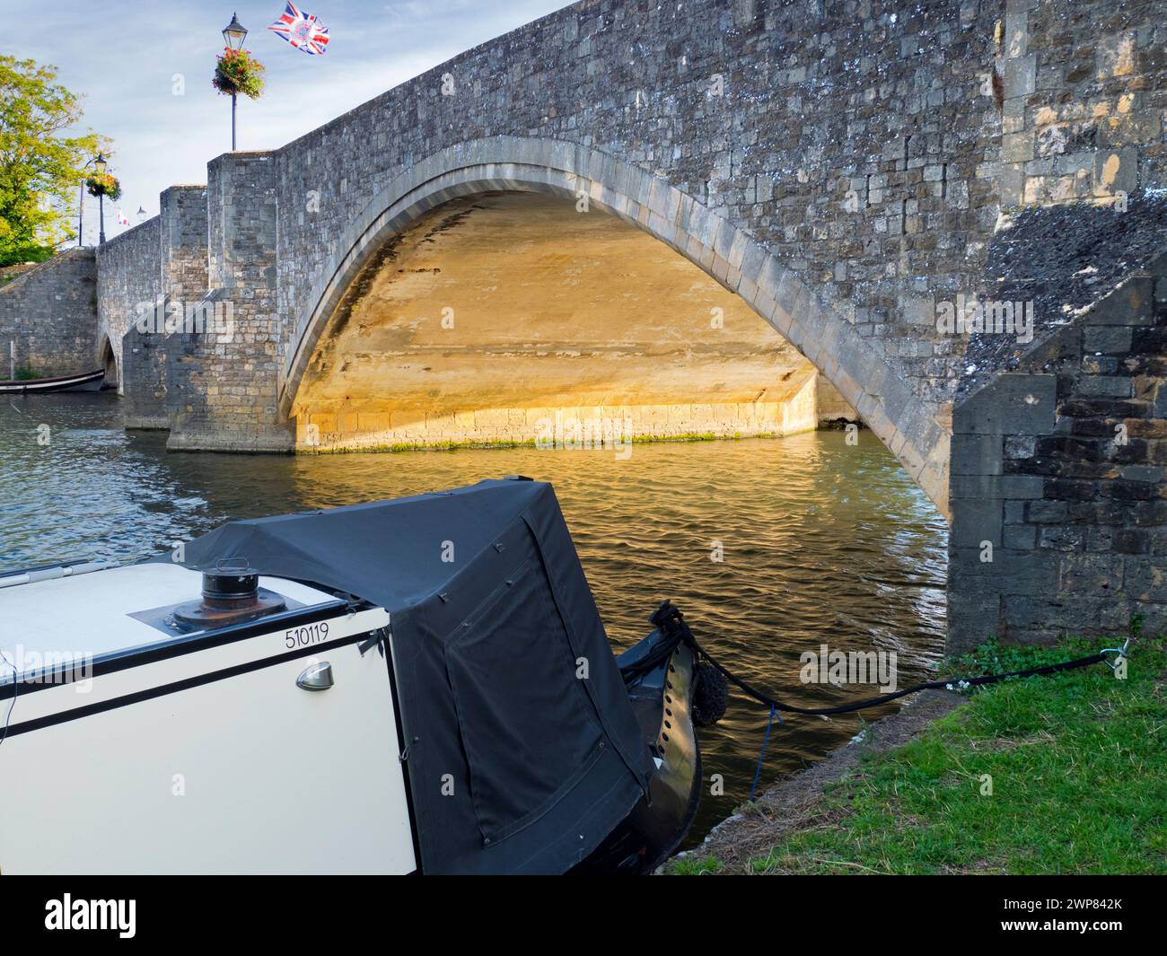 England medieval stone bridge hi-res stock photography and images - Alamy
