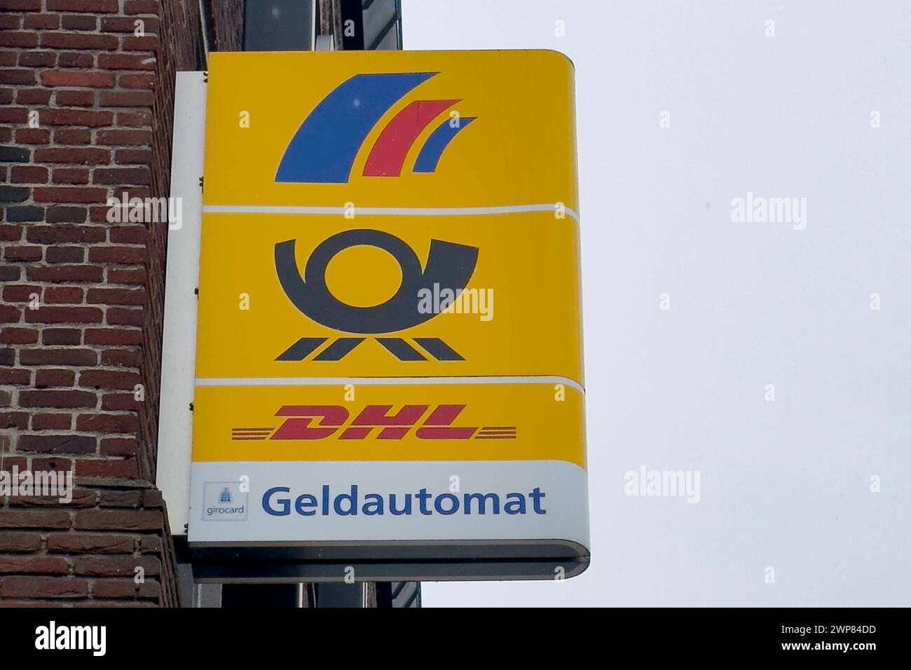 Dhl logos hi-res stock photography and images - Alamy