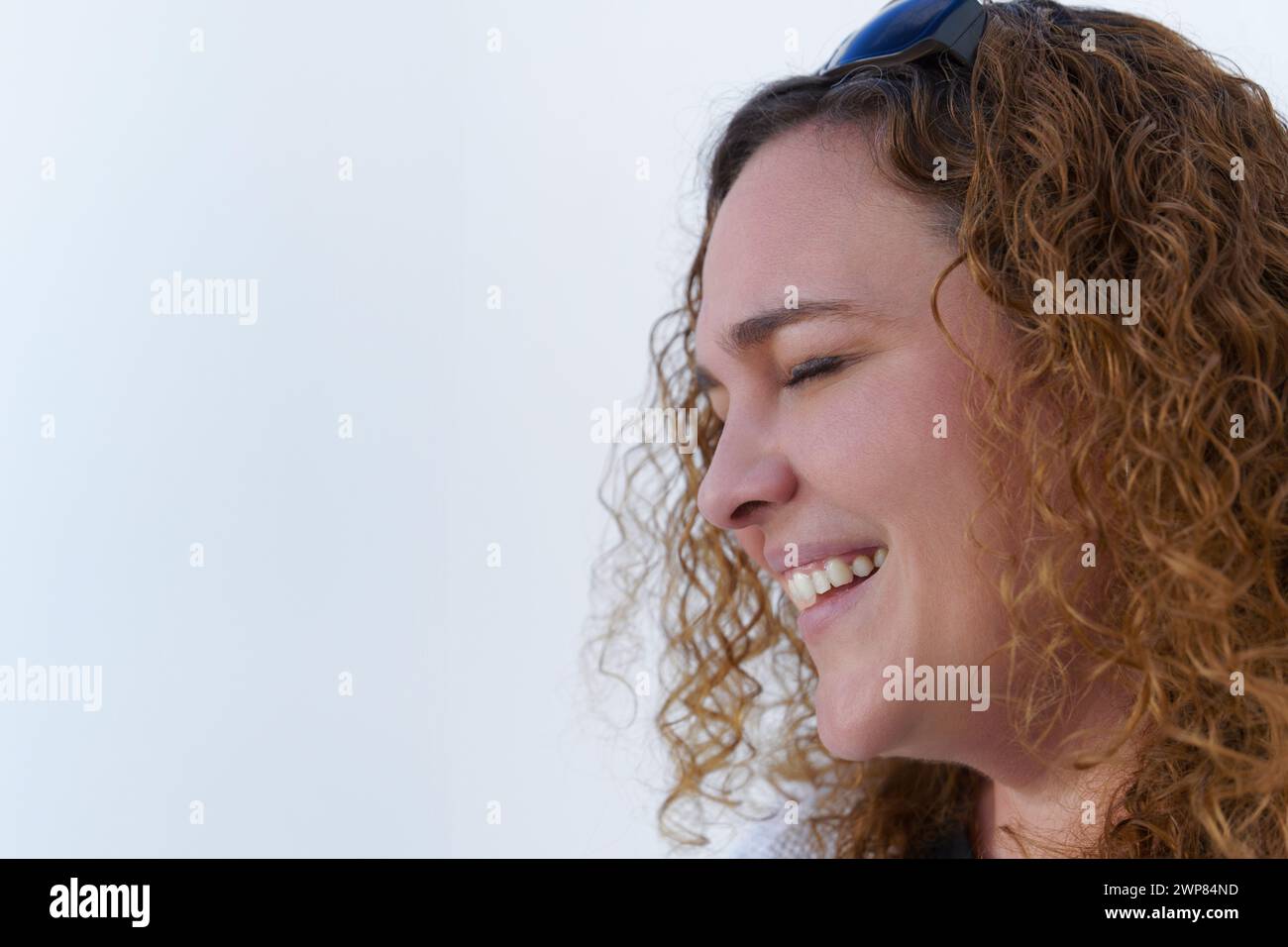 Side view woman curly hair hi-res stock photography and images - Alamy