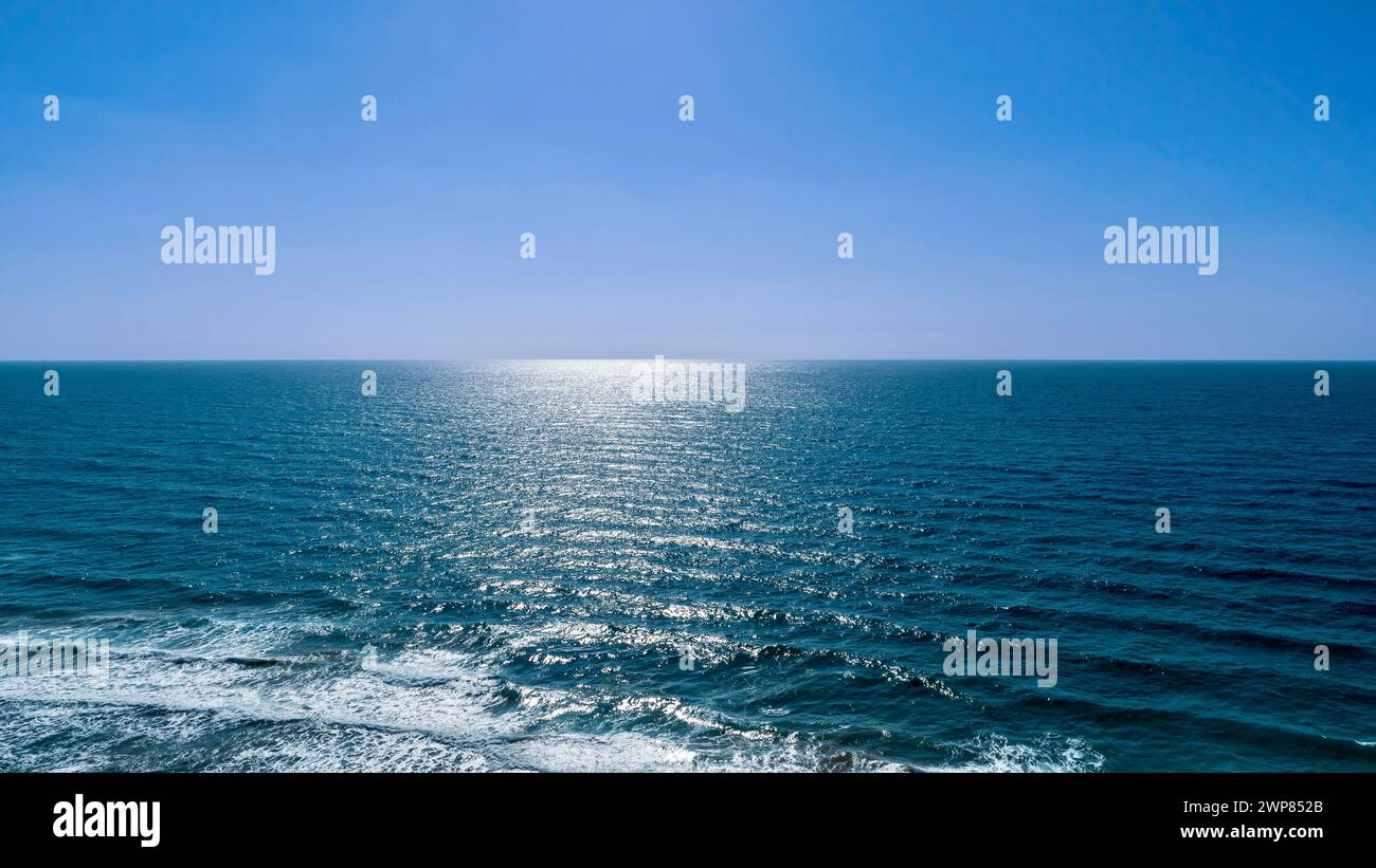 Sun reflection over ocean waves hi-res stock photography and images - Alamy