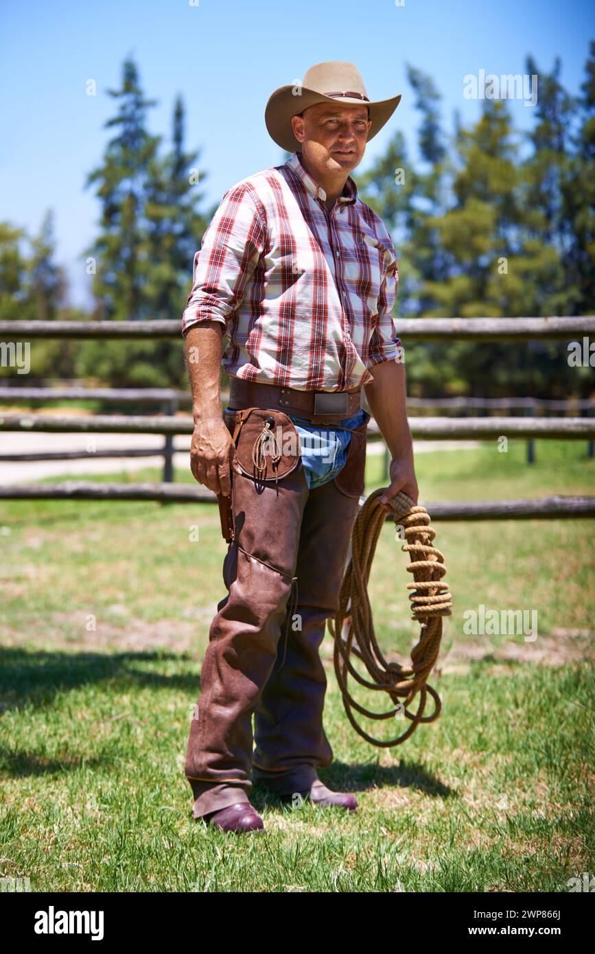 Cowboy lasso standing horse hi-res stock photography and images - Alamy