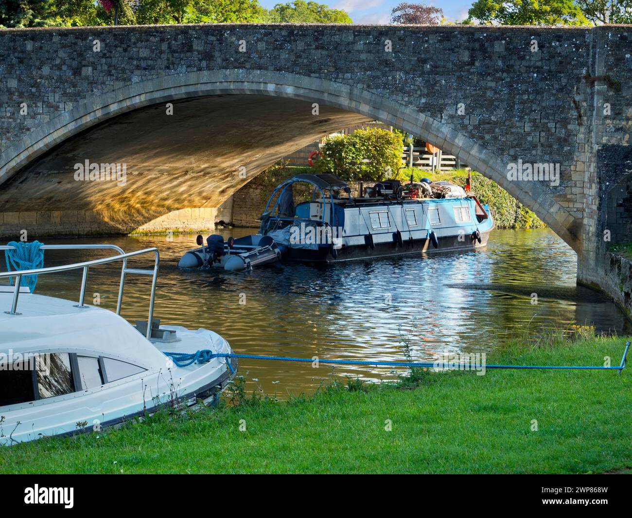 England medieval stone bridge hi-res stock photography and images - Alamy