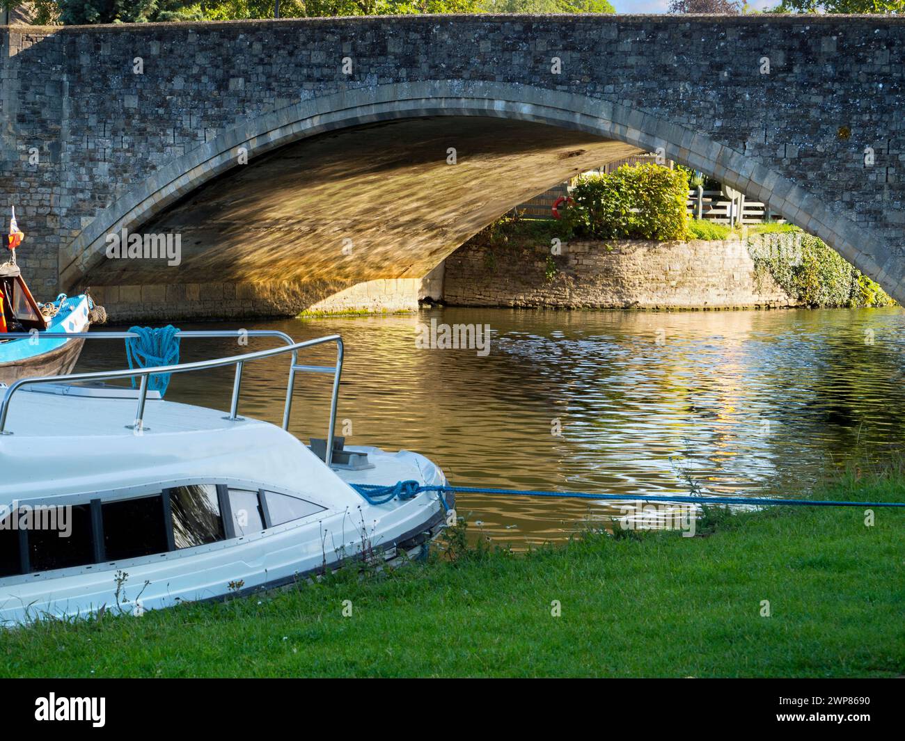 England medieval stone bridge hi-res stock photography and images - Alamy