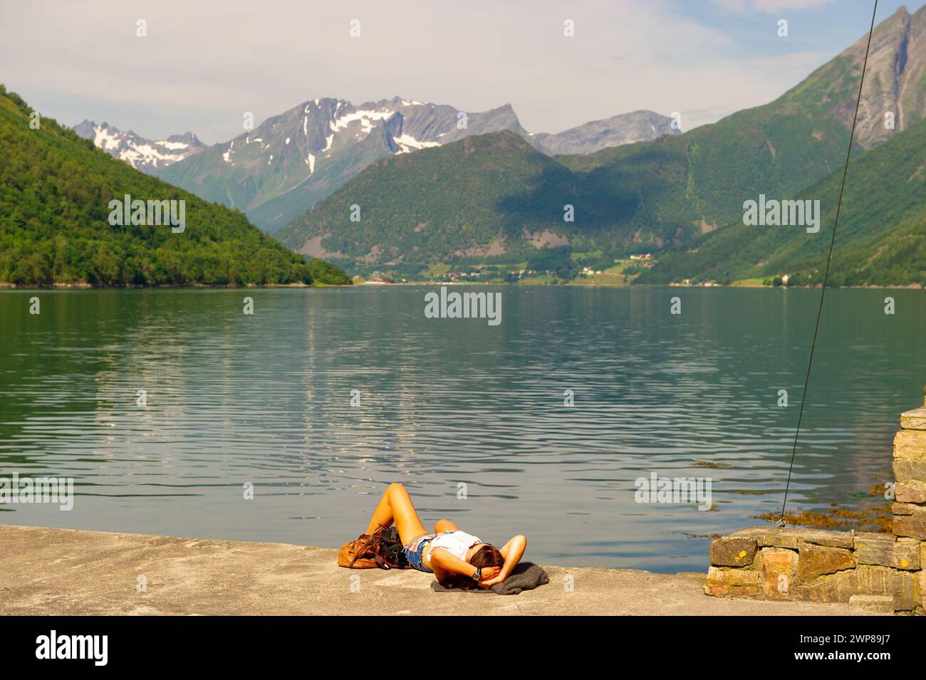 Girl sunbathing hi-res stock photography and images - Alamy