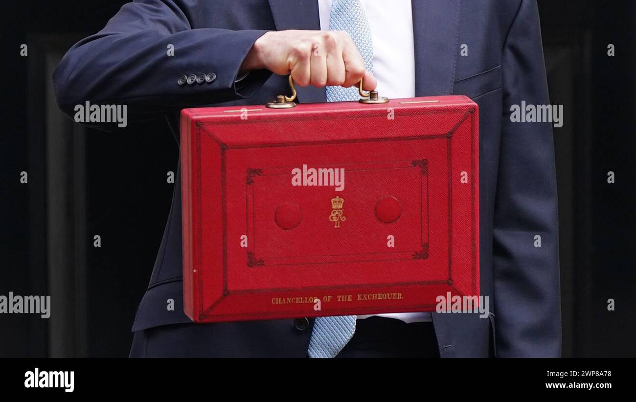 Chancellor of the Exchequer Jeremy Hunt leaves 11 Downing Street ...