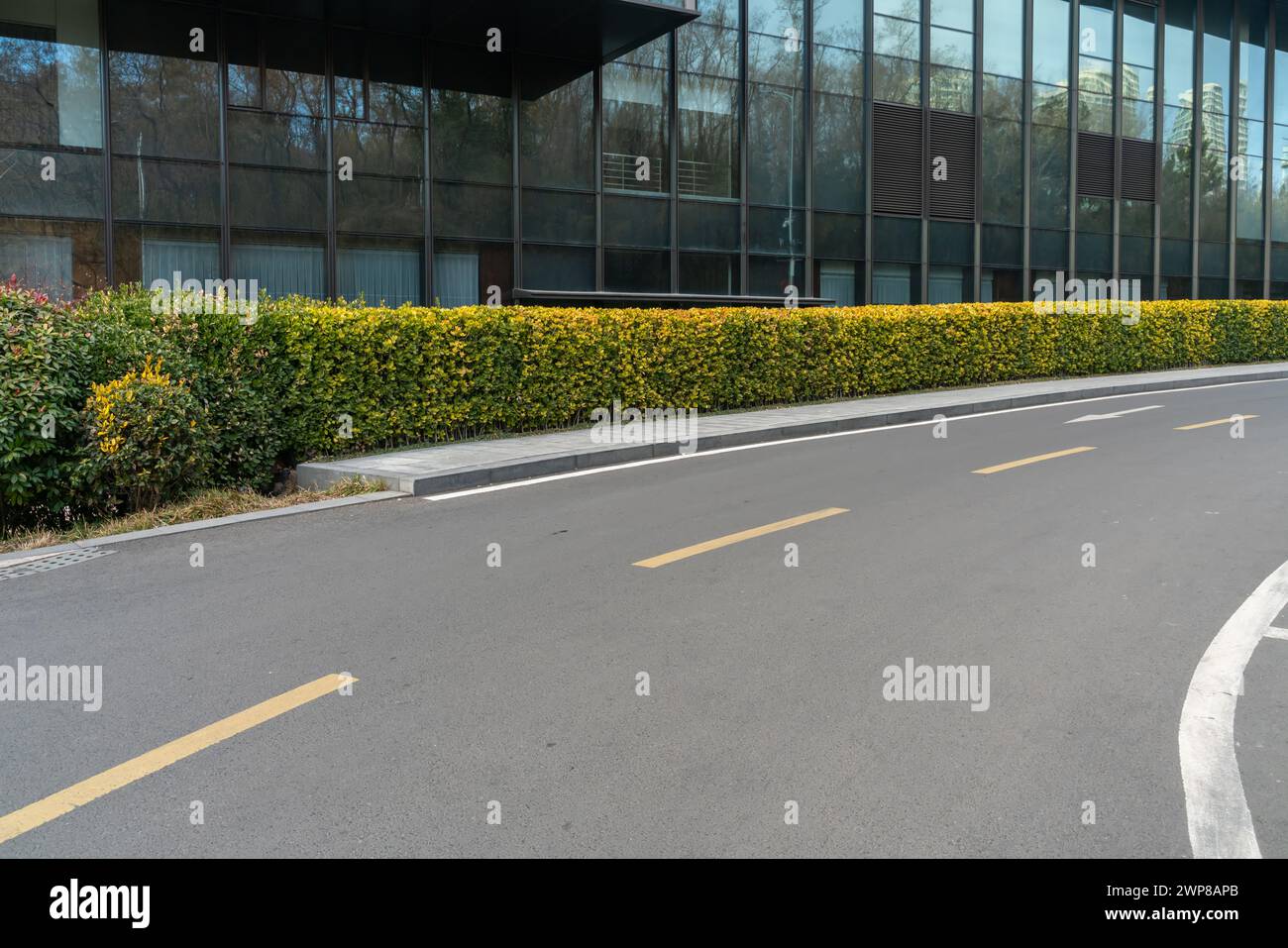 Empty road in front of building hi-res stock photography and images - Alamy