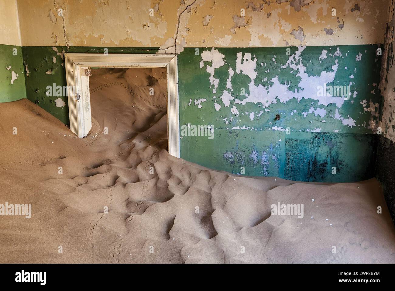 Decayed desert building hi-res stock photography and images - Alamy