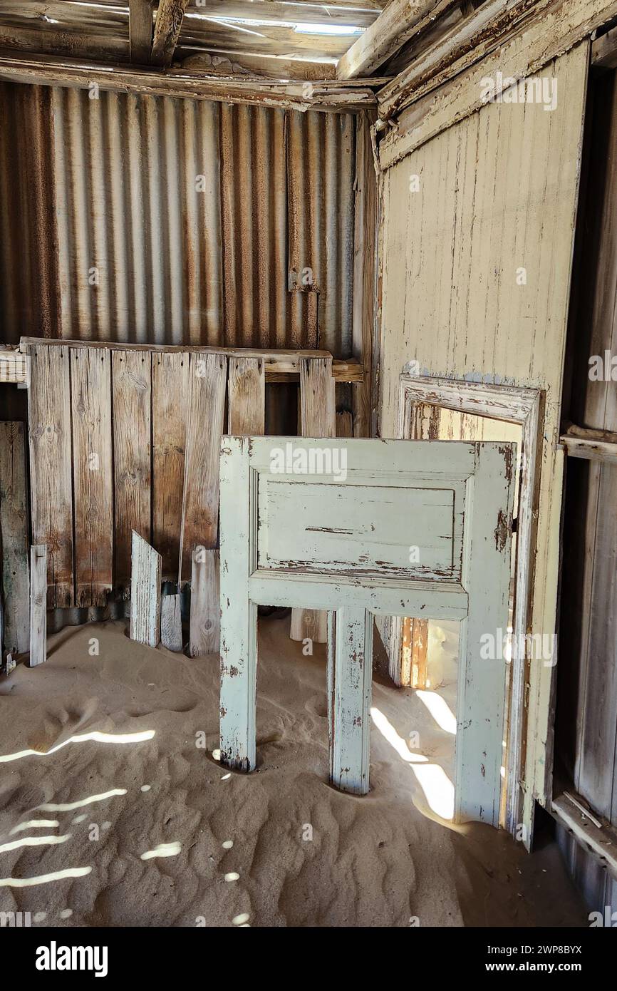 Decayed building in desert hi-res stock photography and images - Alamy