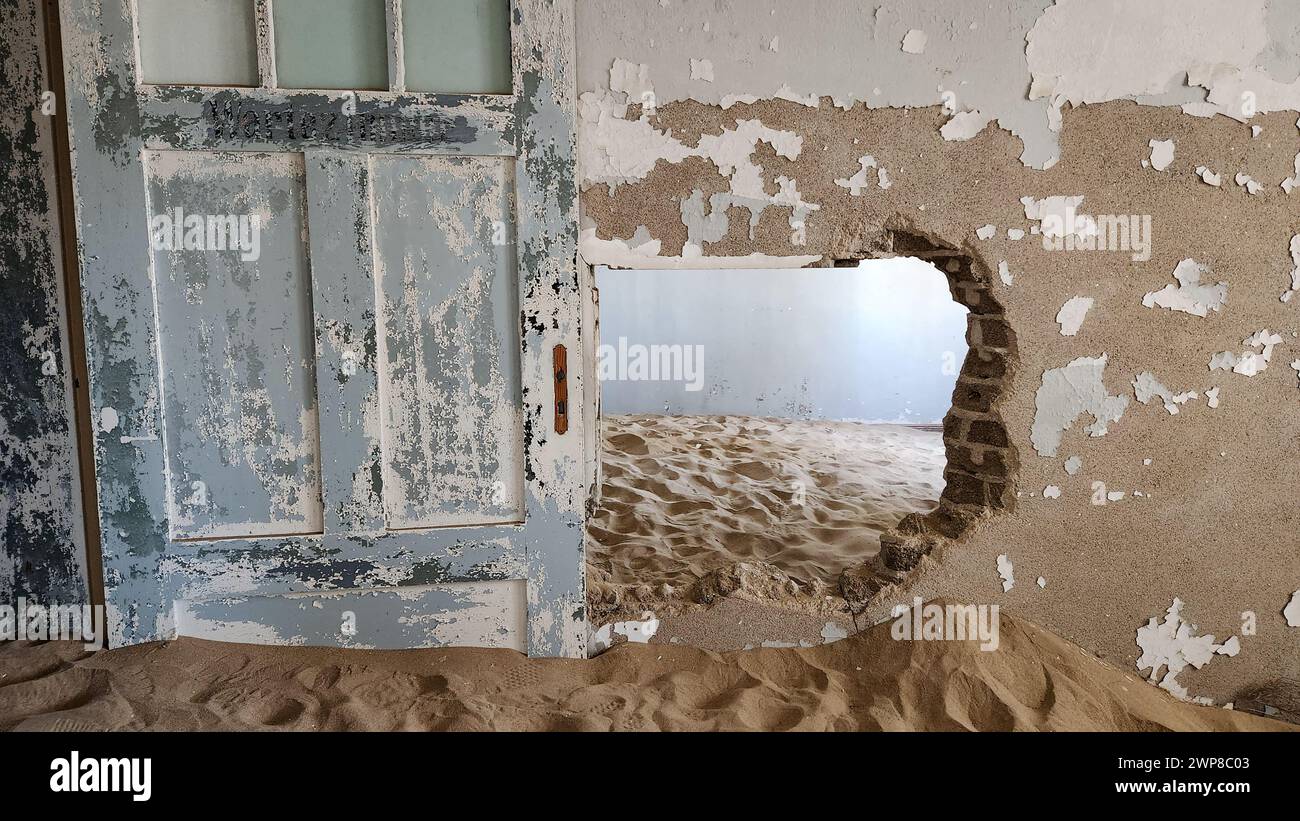 Decayed building in desert hi-res stock photography and images - Alamy