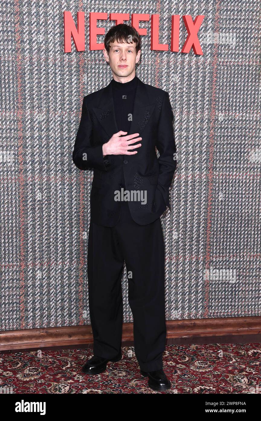 Josh Finan bei der Premiere der Netflix-Serie The Gentlemen im Theatre Royal Drury Lane. London ...