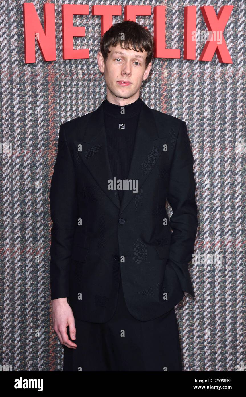 Josh Finan bei der Premiere der Netflix-Serie The Gentlemen im Theatre Royal Drury Lane. London ...