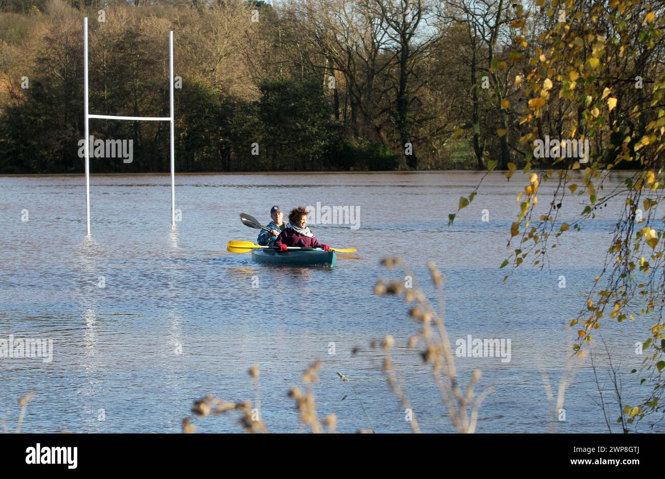 25/11/12 As flood waters continue to rise, Resi Harris (35) and Michael ...