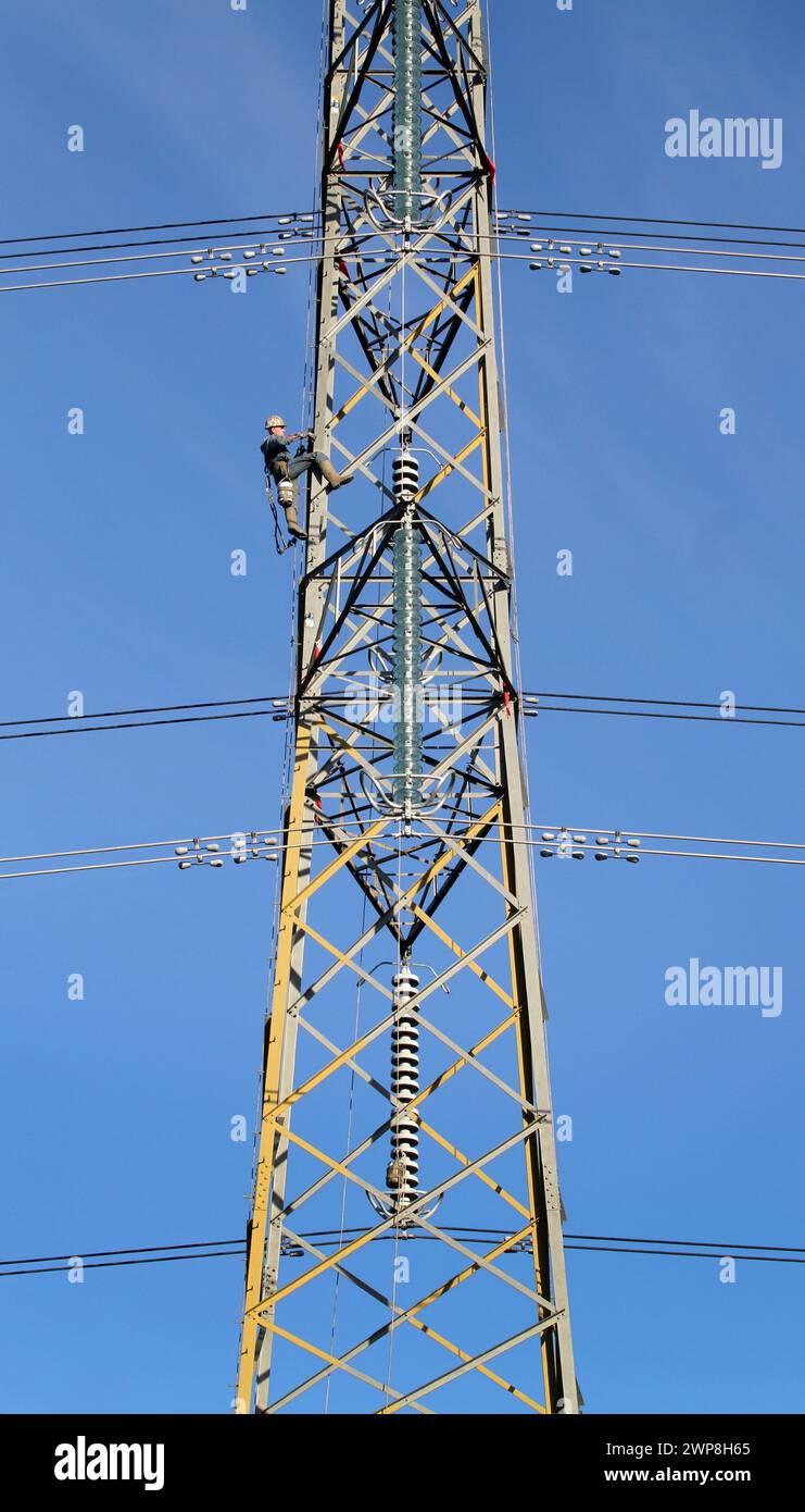 29/11/12 Workmen paint high voltage electricity pylons near Alderley ...