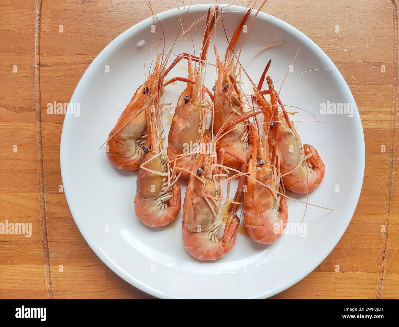 Shrimps on white plate hi-res stock photography and images - Alamy