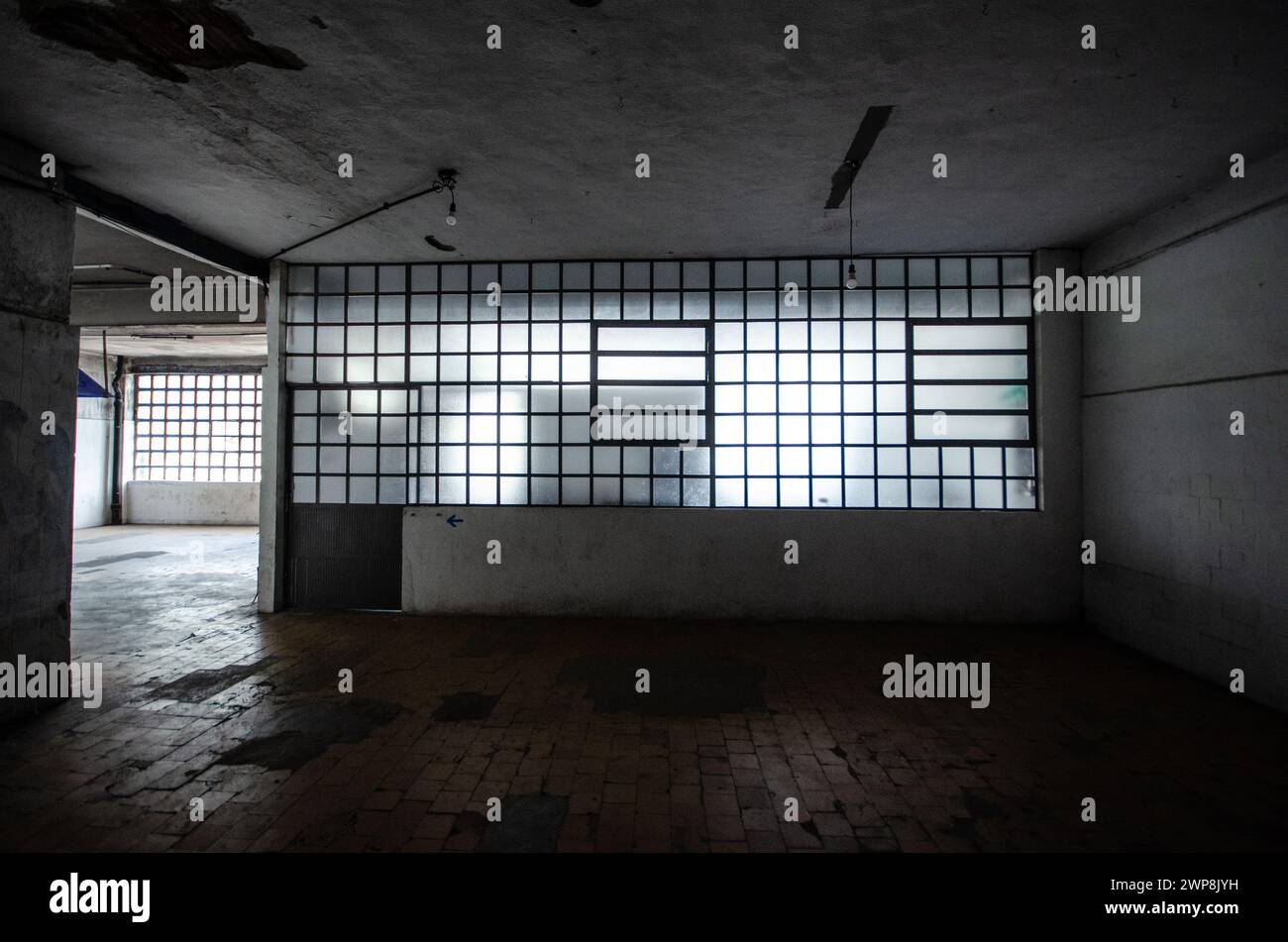 Dimly lit empty room hi-res stock photography and images - Alamy