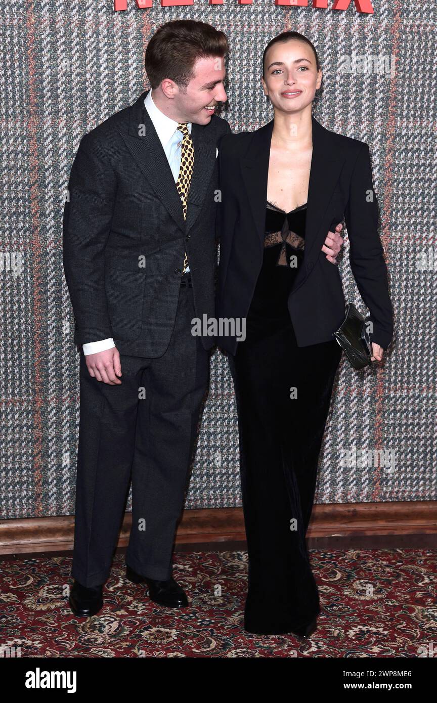 Rocco Ritchie mit Freundin Olivia Monjardin bei der Premiere der ...