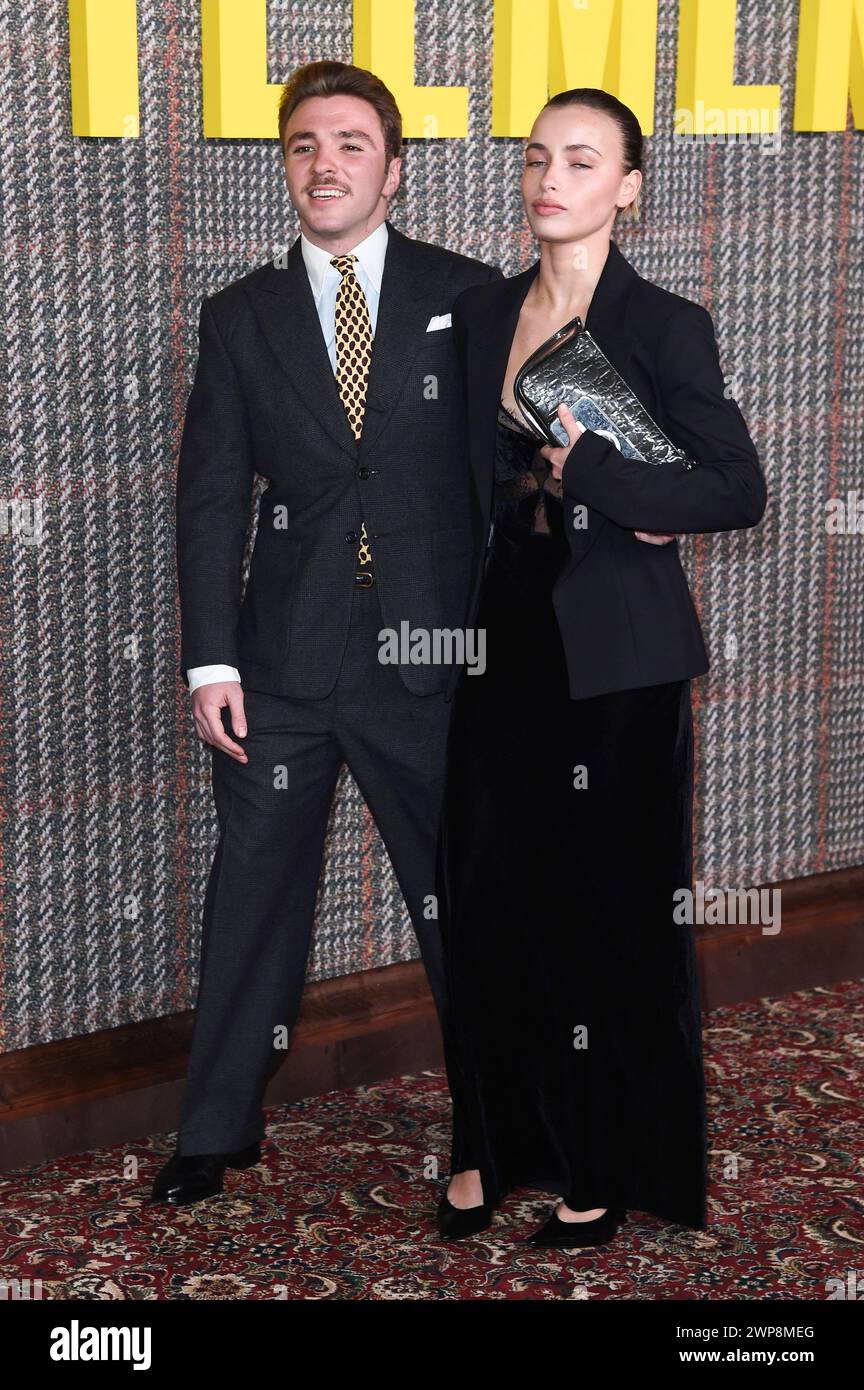 Rocco Ritchie mit Freundin Olivia Monjardin bei der Premiere der ...