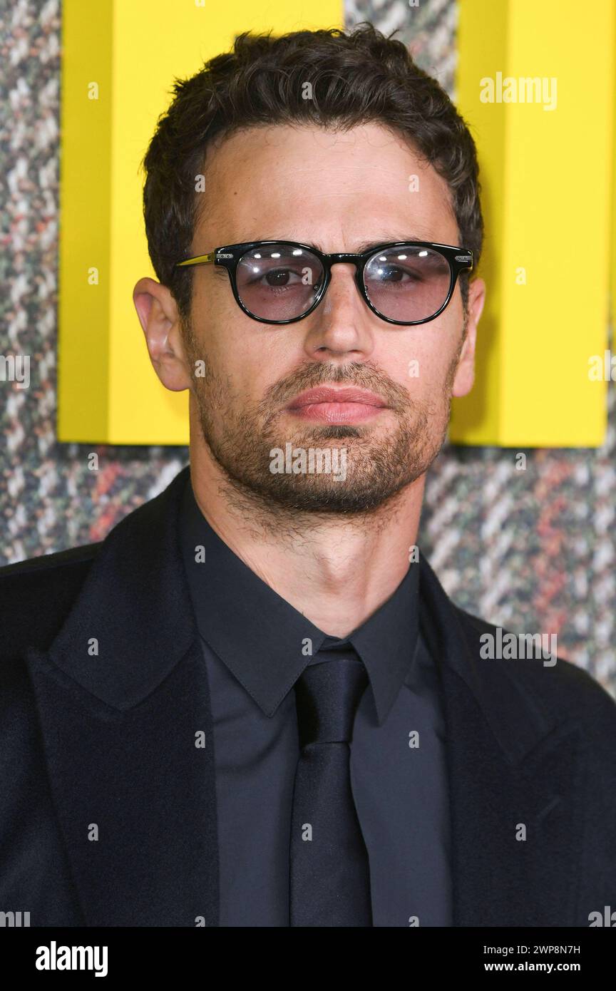 Theo James bei der Premiere der Netflix-Serie The Gentlemen im Theatre ...