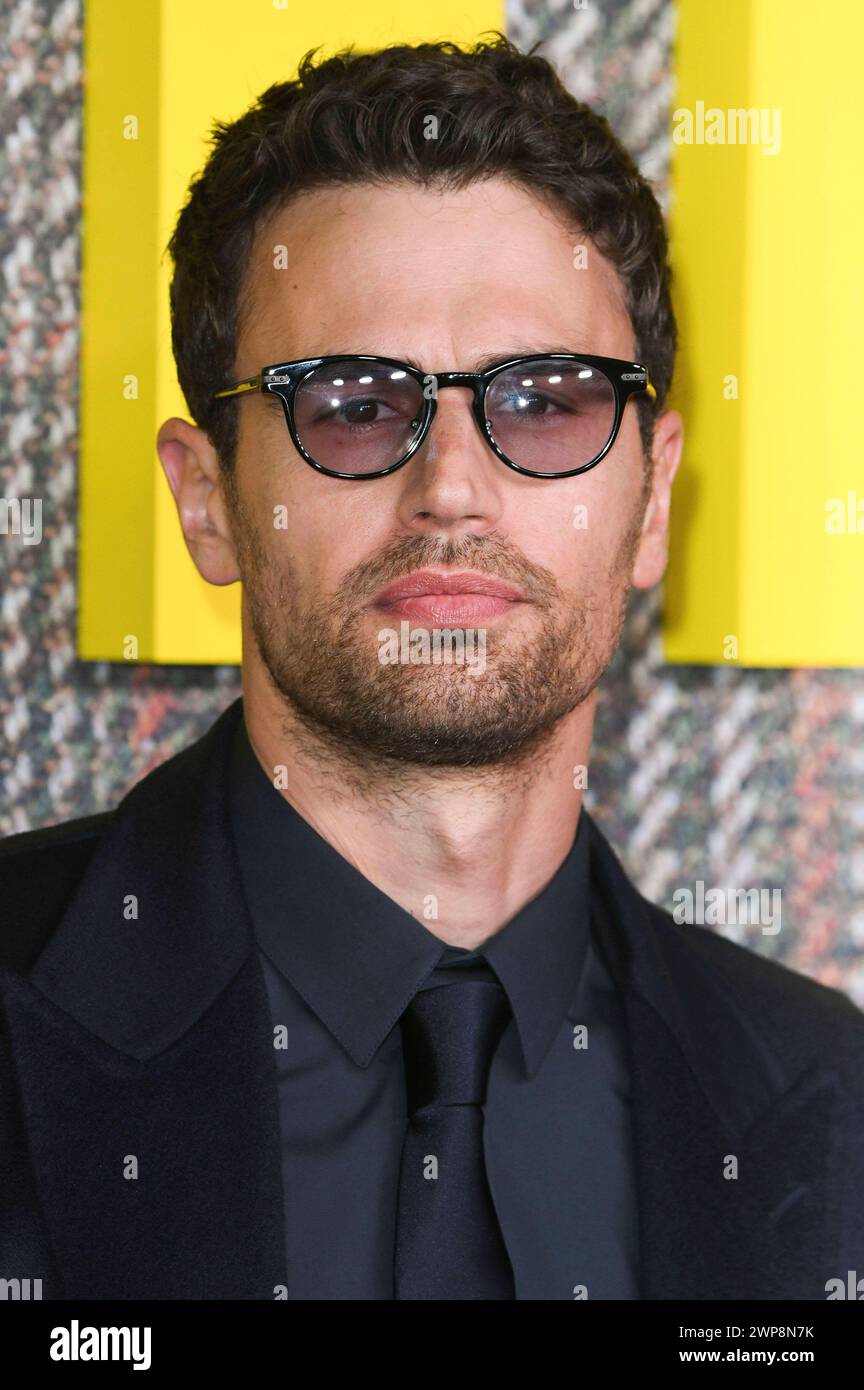 Theo James bei der Premiere der Netflix-Serie The Gentlemen im Theatre ...