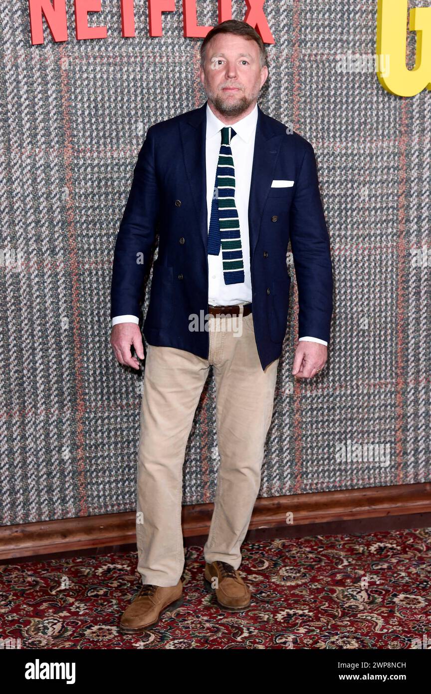 Guy Ritchie bei der Premiere der Netflix-Serie The Gentlemen im Theatre ...