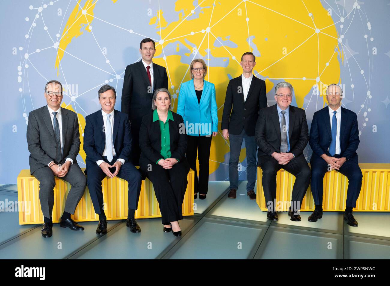 Der Vorstand der Deutschen Post DHL Group v.l. Tim SCHARWATH ...
