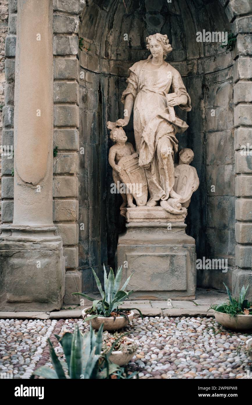Black and white photo of greek statue hi-res stock photography and ...