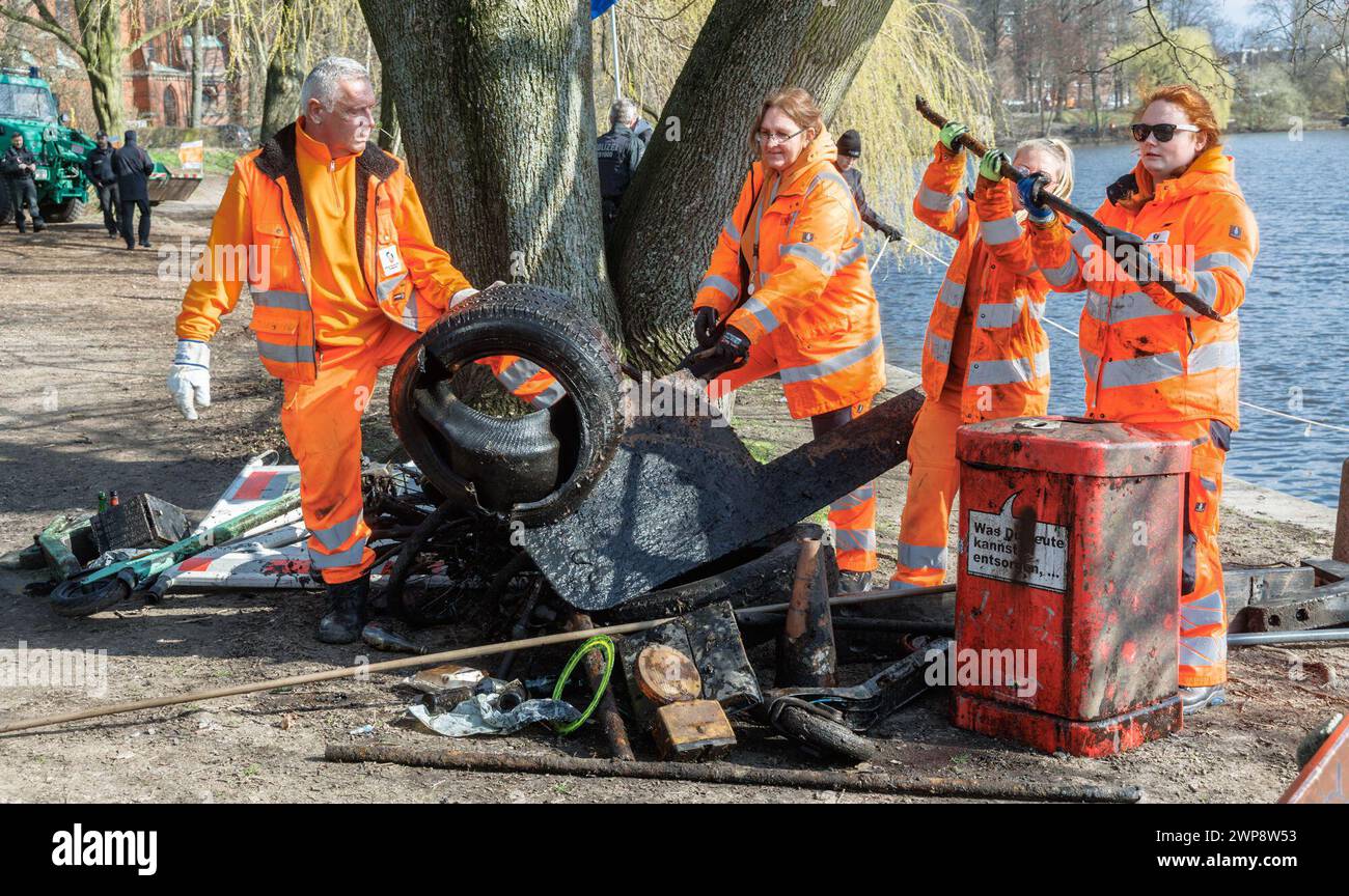 Hamburg, Germany. 06th Mar, 2024. Employees of the city cleaning ...