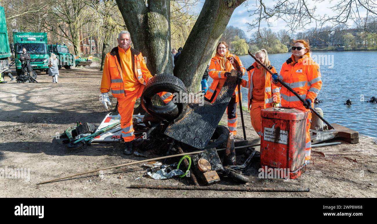 Hamburg, Germany. 06th Mar, 2024. City cleaning staff stand behind the ...