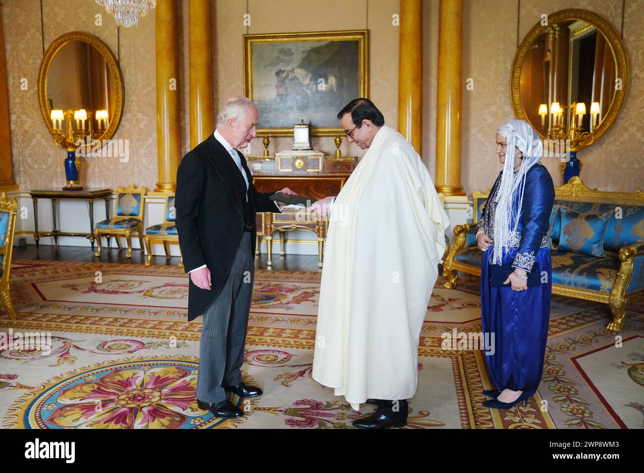 The Ambassador of Algeria, Nourredine Yazid, accompanied by Ghaoutia ...