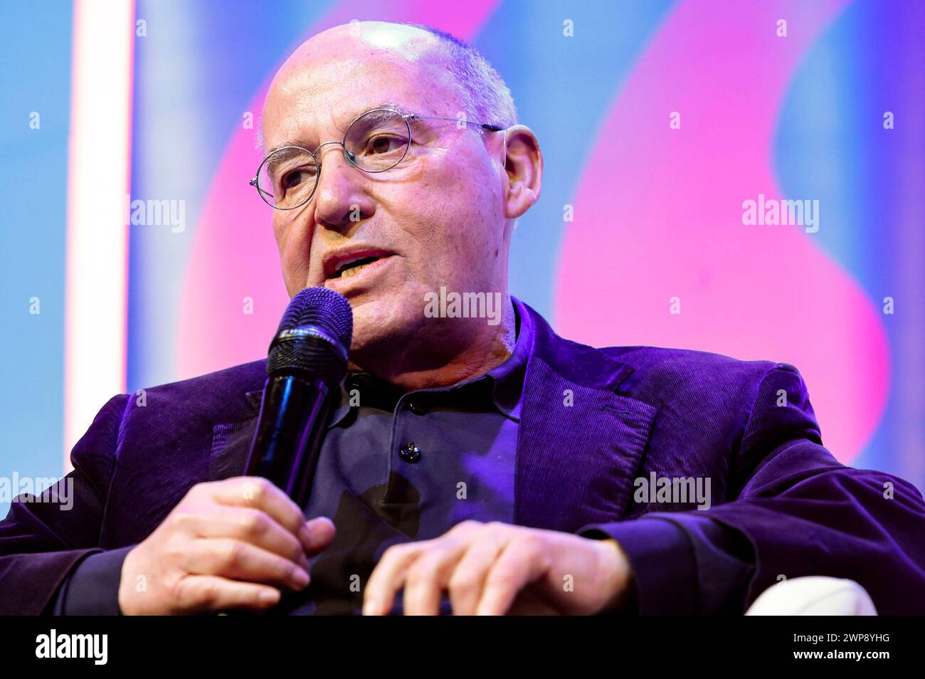 Gregor Gysi bei der lit.Cologne 2024 Veranstaltung Auf eine Currywurst ...
