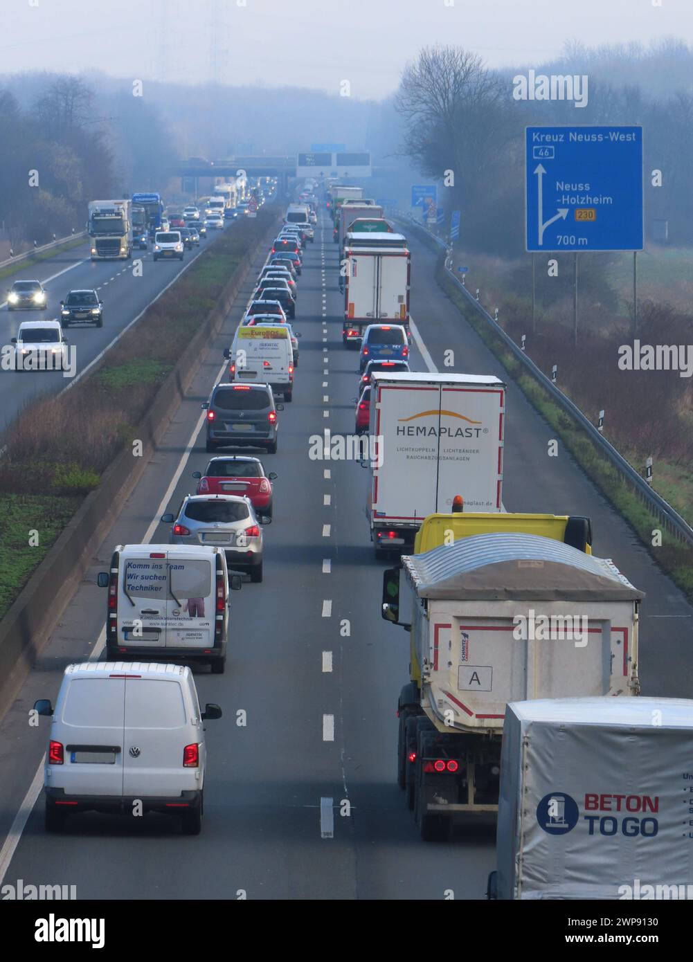 Der taegliche Morgenstau auf der A 46 in Rtg.Koeln vor dem Neusser ...