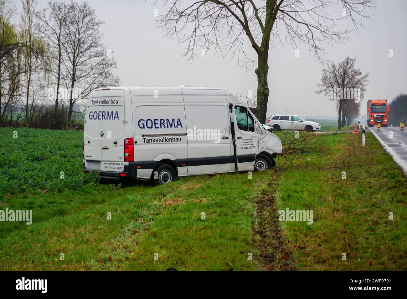 Wiedemar - Transporter kommt in Gegenverkehr und prallt in Linienbus: drei Verletzte 05.03.2024 ...